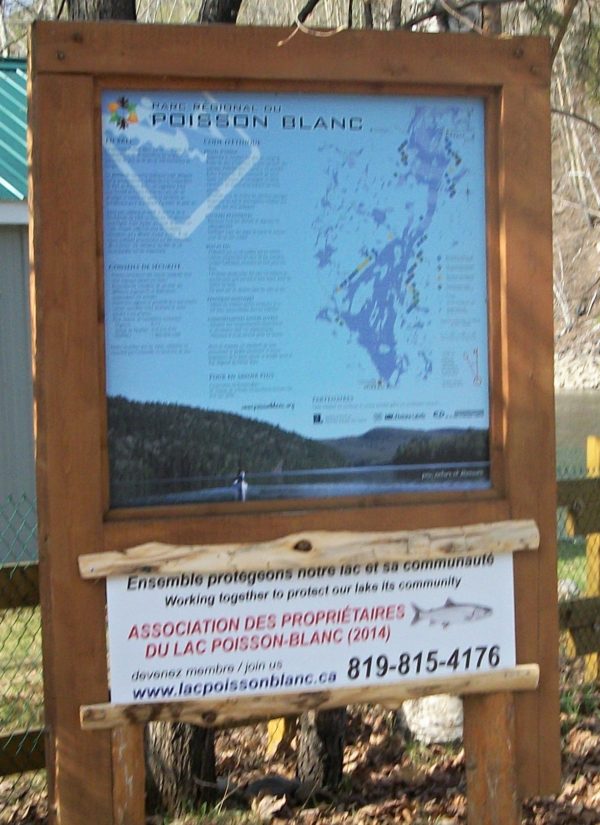 Notre pancarte est installée ! - Association lac Poisson-Blanc